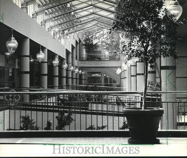 1982 Interior of Grand Avenue Mall arcade, Milwaukee, Wisconsin ...