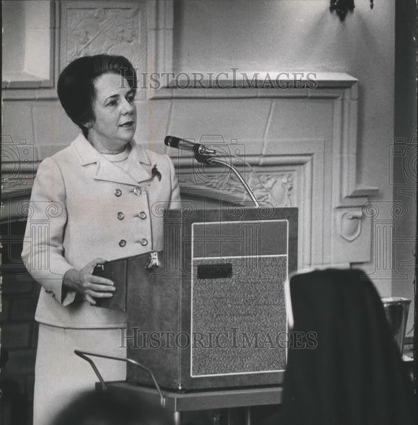 1998 Mrs. Eugene McCarthy Gives Speech at Podium - Historic Images