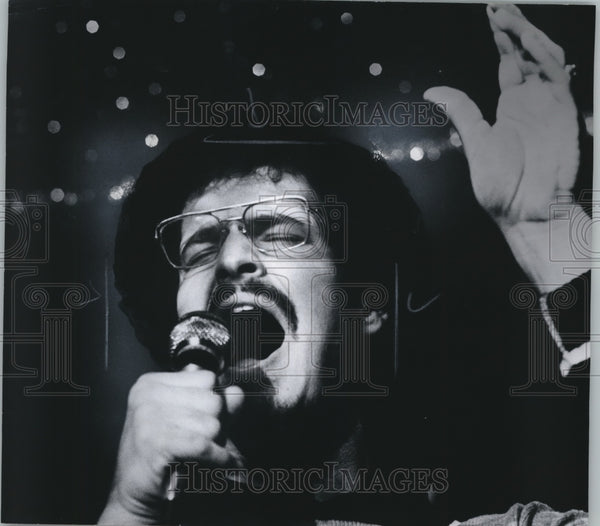 1977 Frank Novello Performing at Fanny's - Historic Images