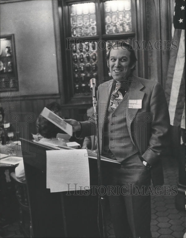 1972 Press Photo Steve Marcus received a plaque for the Pfister Hotel ...