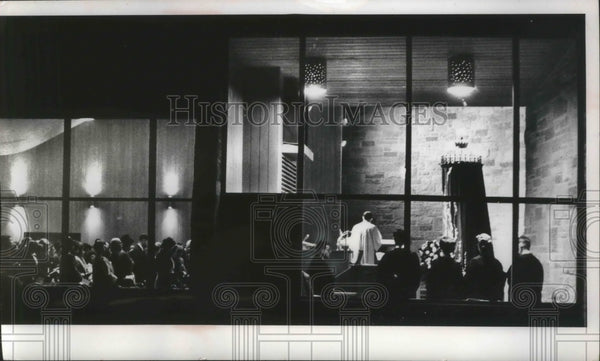 1962 Press Photo Rabbi Jay Brickman and Worshipers at Temple Sinai, Fo ...