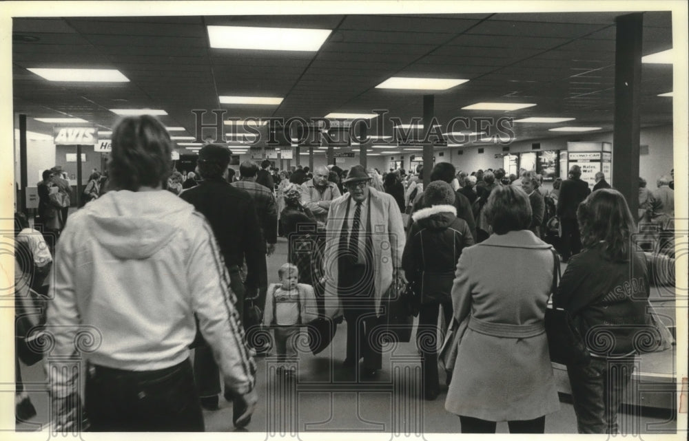 1980 Passengers in corridors at Mitchell Field in Milwaukee. - Historic ...
