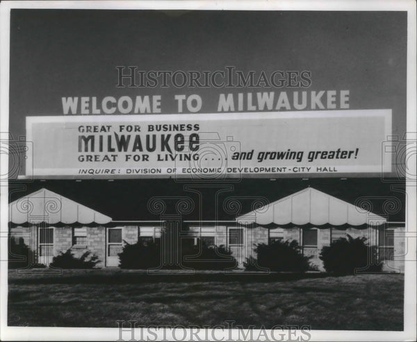 Press Photo Welcome to Milwaukee advertisement shown above a house ...