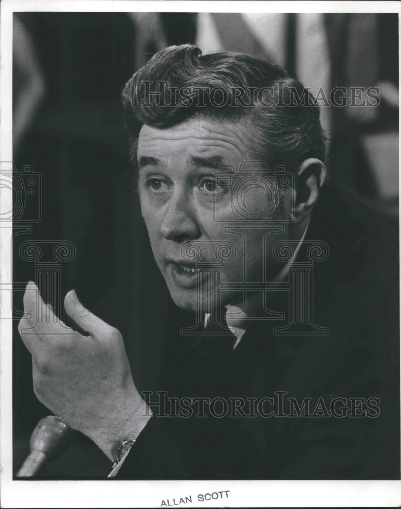 1972 Milwaukee Mayor Henry Maier speaks - Historic Images