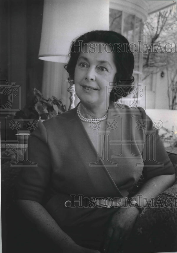 1971 Mrs. Denis Healey, wife of a former British cabinet minister ...