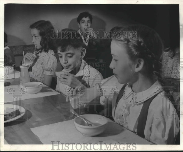1942 Press Photo Penny milk program in Milwaukee has 12,275 children e ...
