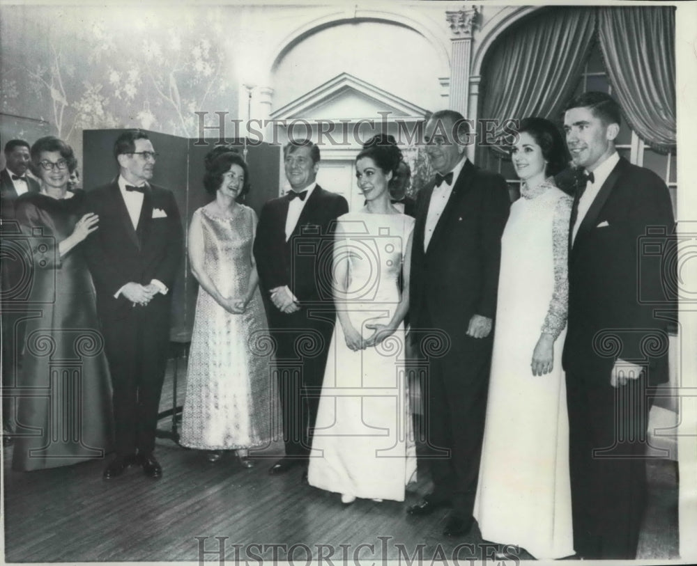 1967 Lynda Johnson & Charles Robb with dinner rehearsal members ...
