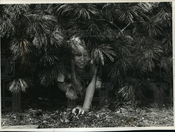 1994 Keli Jepson search for tokens at Stackner Heritage Farm ...