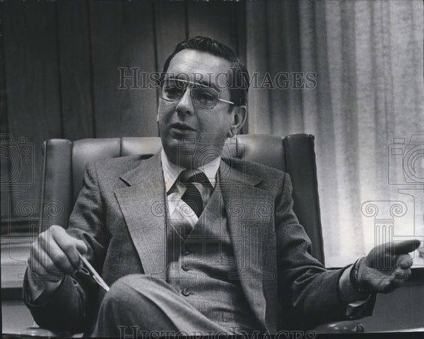 1978 Press Photo James Hanley Mayor in his office speaking of conflict ...