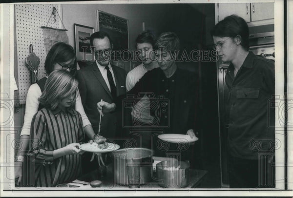 1969 Senator Phil Hart and family are living on welfare food budget ...