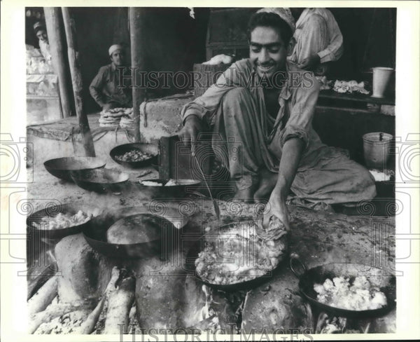 1978 Pathan chef in Pakistan tends dishes at outdoor restaurant ...
