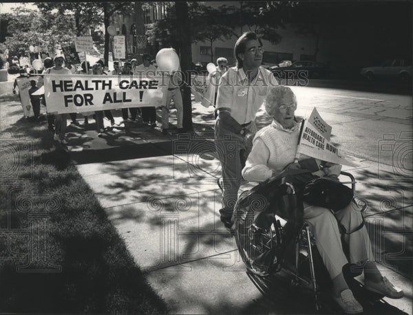 1991 Dorothy Seeley and Dan Willetlead marchers in Milwaukee - Historic ...