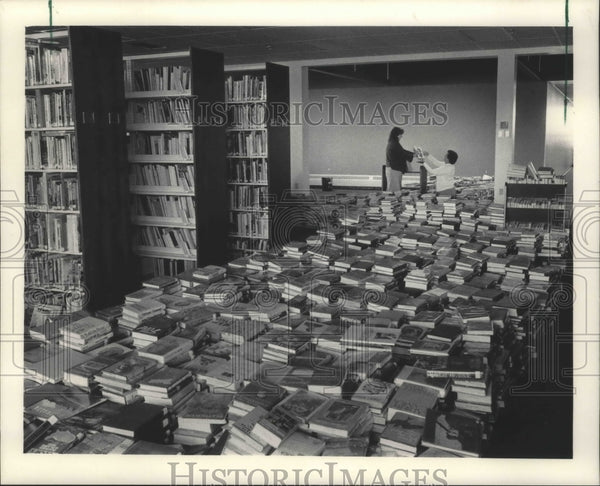 1983 New Berlin Public library employees sort books on floor - Historic ...