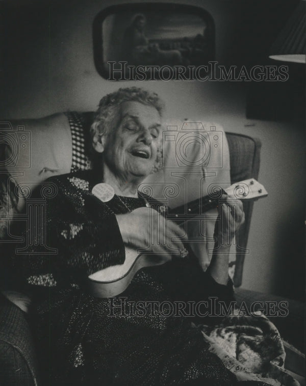 1989 Marcella Munson playing a ukulele in her Milwaukee home - Historic ...