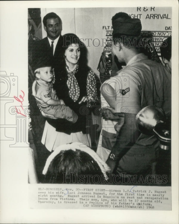 1968 Press Photo Patrick Nugent and wife Luci with son, reunited in Ho ...