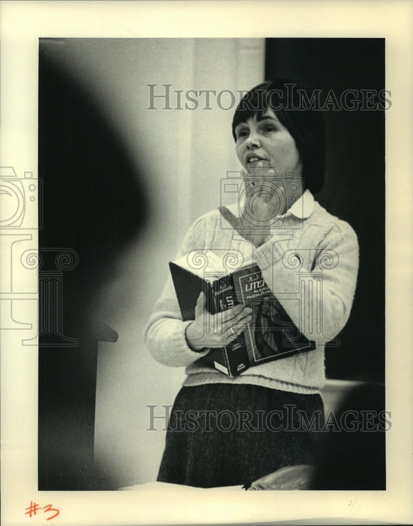 1986 Peggy Rozga, widow of James Groppi, lectures an English class ...