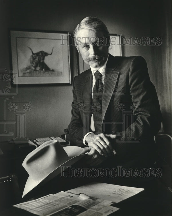 1981 Pete Pfeffer of Blunt, Ellis & Loewi in his Milwaukee office ...