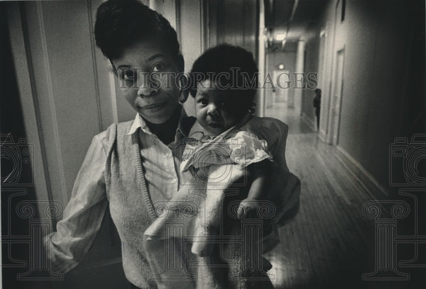 1988 Jenise Holmes and daughter at Family Crisis Center Milwaukee ...