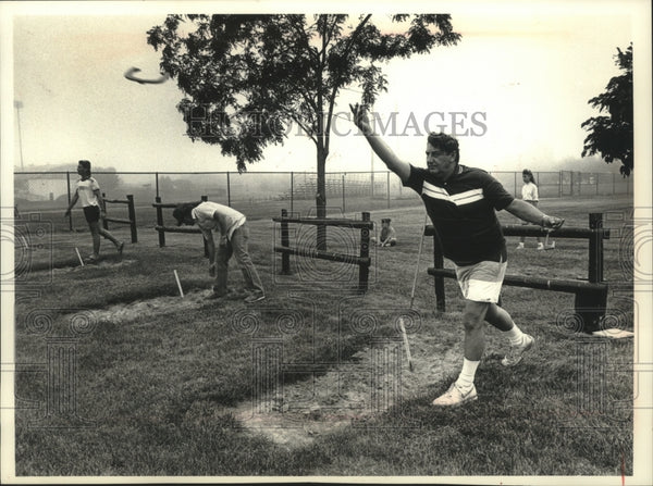 1989 Cudahy Mayor Peter Pekar playing horseshoes at city picnic ...