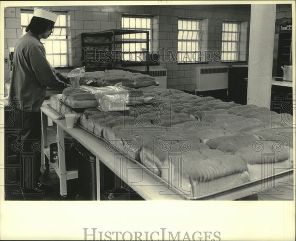 1984 Milwaukee County House of Correction inmate bags baked bread ...