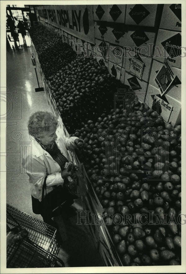 1990 Miriam Holmes picks pears at Pick 'N Save's huge fruit display ...
