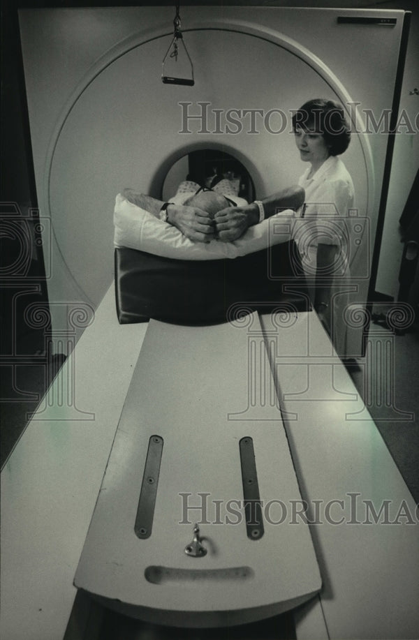 1984 Beth Jones operates scanner at Saint Luke's Hospital - Historic Images