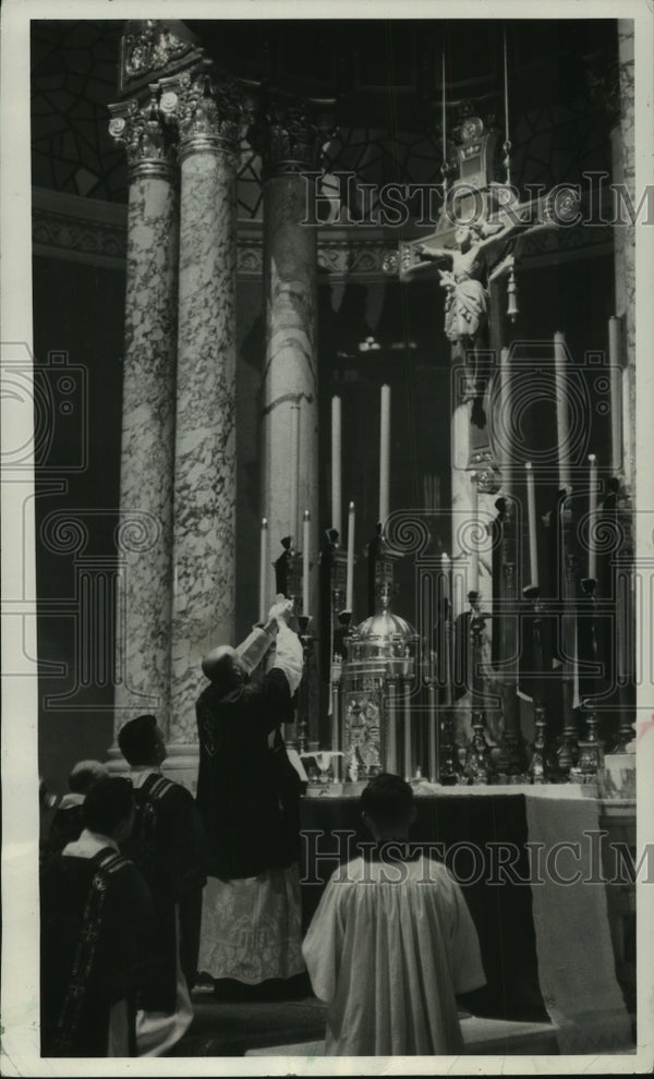 1958 Press Photo Archbishop Albert G. Meyer conducts mass, St. John's ...