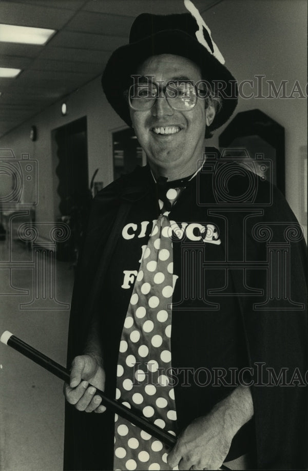 1988 Press Photo Milwaukee teacher Allan Stawicki does a science & mag ...