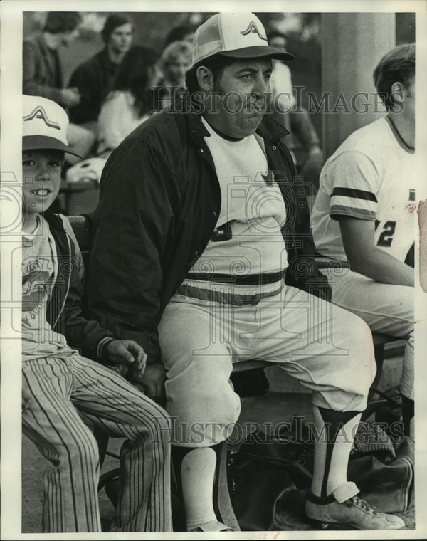 1972 Press Photo Fred Schlueter, manager of Ace World Movers softball ...