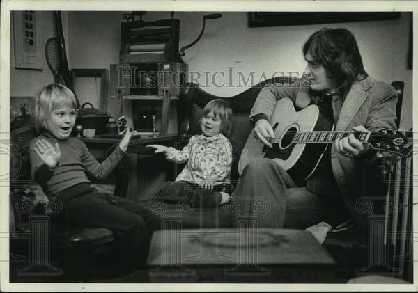 1977 Press Photo Lisa and Heidi Spencer sing while dad, Jim, plays gui ...