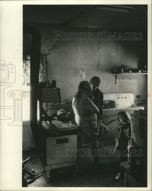 Press Photo Poverty stricken Mrs.Adkins talks to Wisconsin outreach wo ...