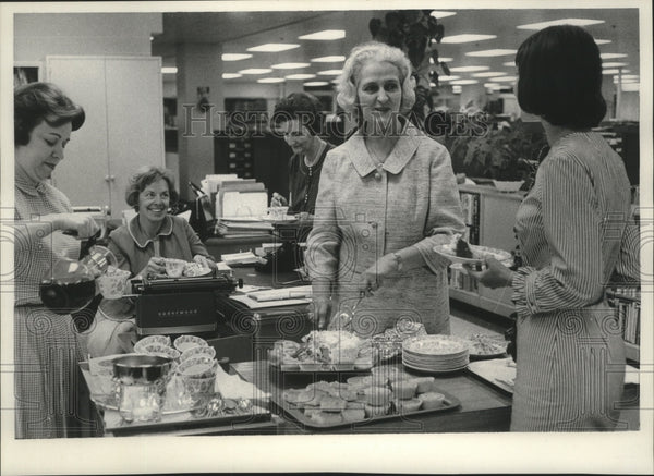 Press Photo Aileen Ryan celebrating 45th anniversary with others - mjb ...