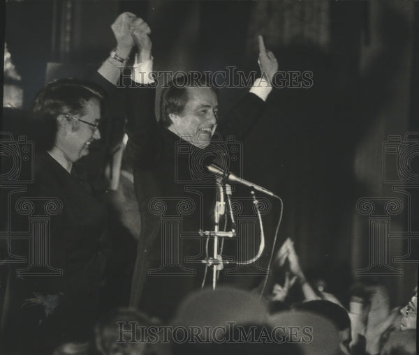 1972 Press Photo Sargent Shriver and Governor Lucey speak at Mark Plaz ...