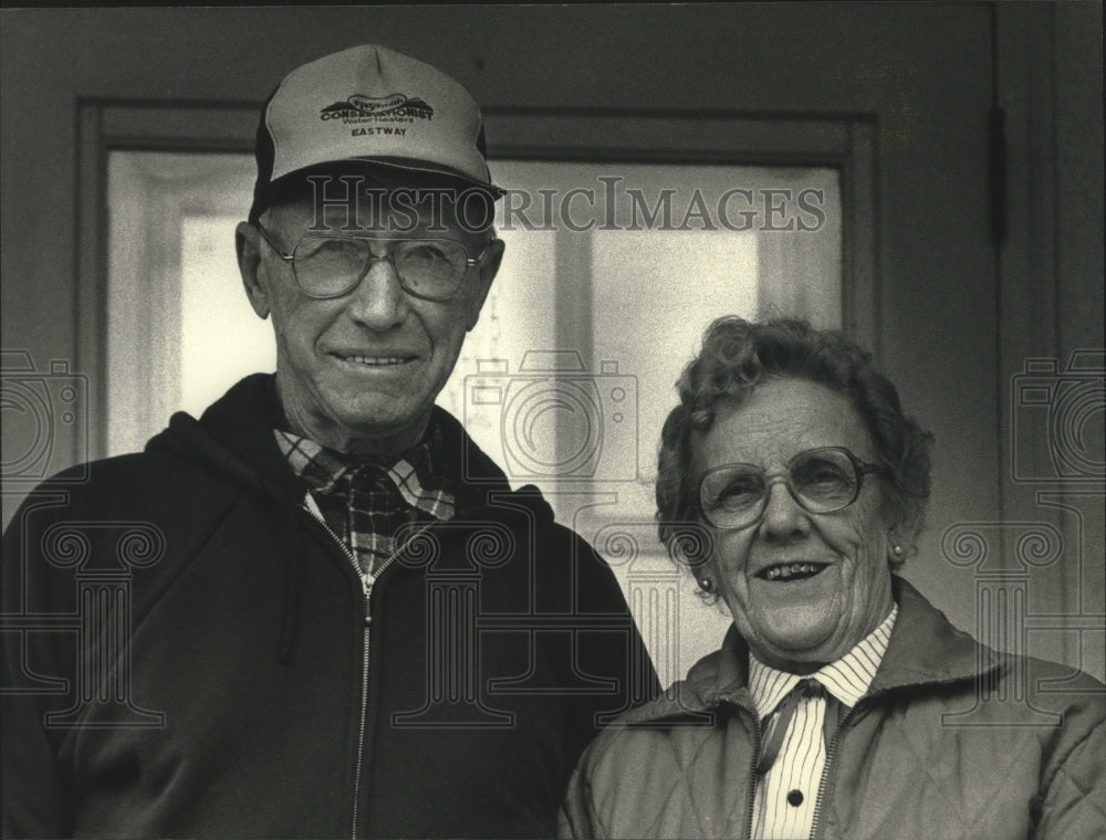 1990 Press Photo Wisconsin's Ray and Agnes Schaefer caught in pollutio ...