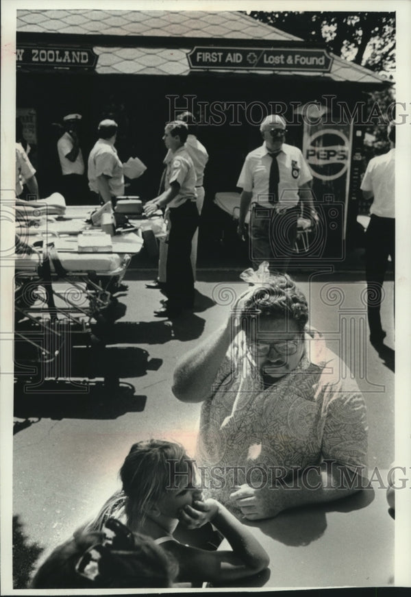 1990, People at the Zoo in Milwaukee - mjc00368 - Historic Images