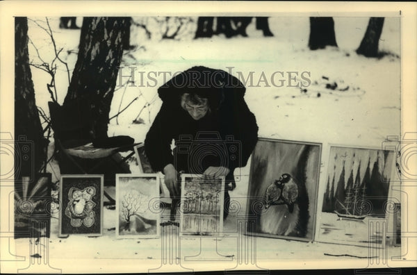 1988 Press Photo A seller arranged her paintings at an art market in R ...