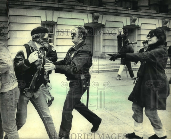 1986, Wisconsin students clash with police during demonstration ...