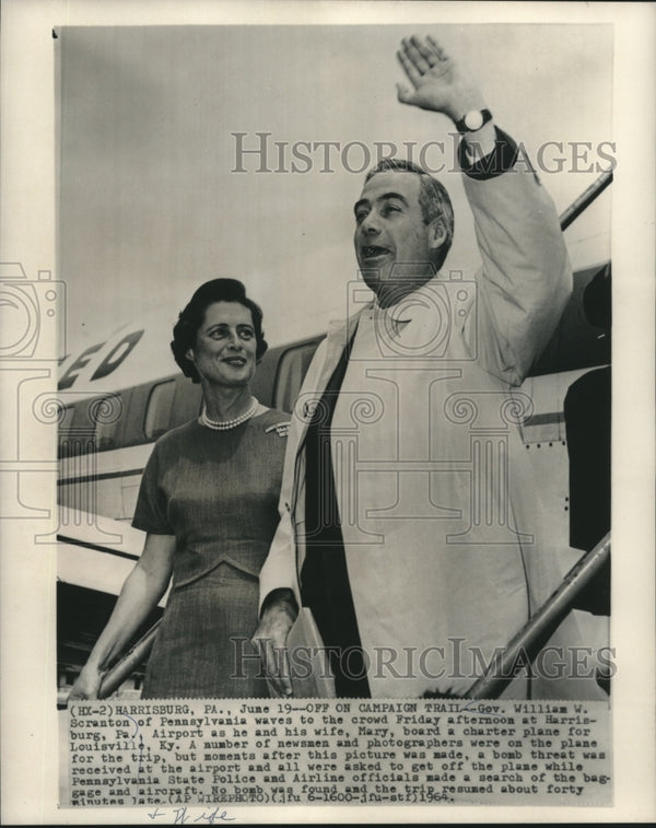 1964 Press Photo Governor William Scranton and wife board plane in Pen ...