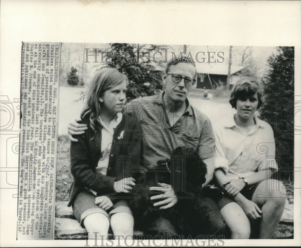 1964 Press Photo Professor Woodrow Wilson Sayre with daughters, Tuft U ...