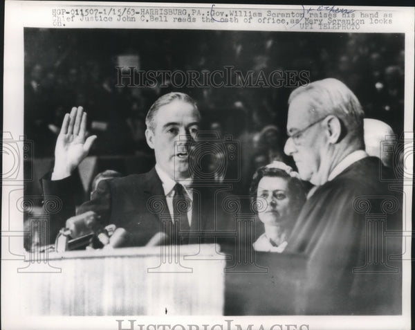 1963 Press Photo Governor William Scranton is sworn in by Justice John ...