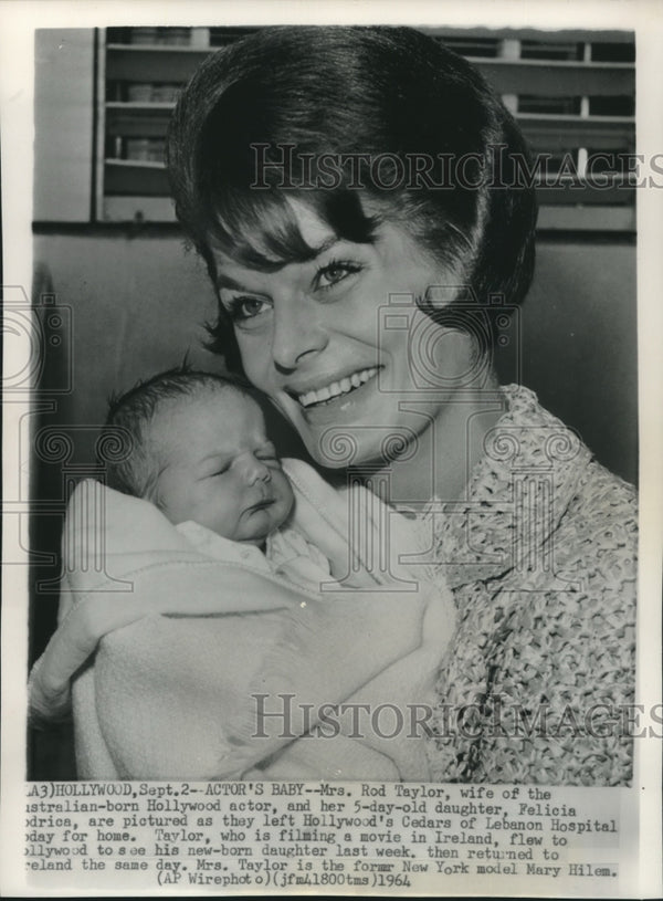 1964 Press Photo Mrs. Rod Taylor Holds Daughter Felicia at Hollywood H ...