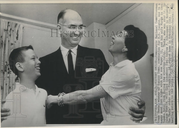 1960 Press Photo Frank Theis with son Roger and wife Marge in Topeka h ...