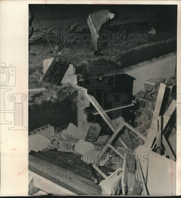 1965 Press Photo Lapaz Indiana piano amongst church rubble from tornad ...
