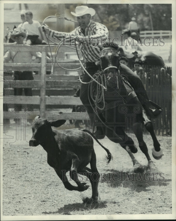 1960 Press Photo Rider Whirls Lasso Above His Head in Rodeo in Wiscons ...