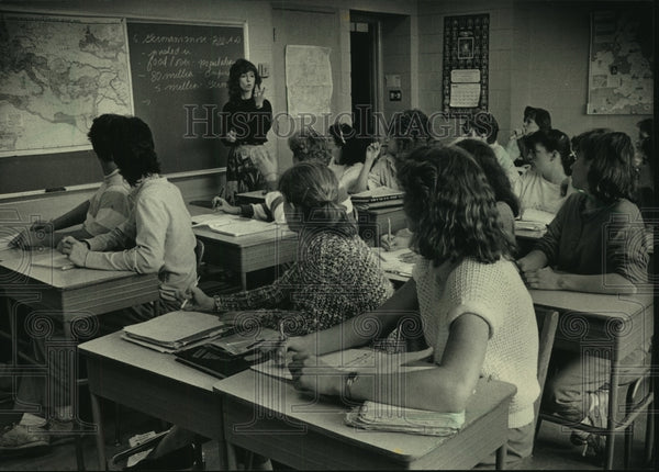 1987 Press Photo Vicki Bonesho teaches honor class Pius XI High School ...