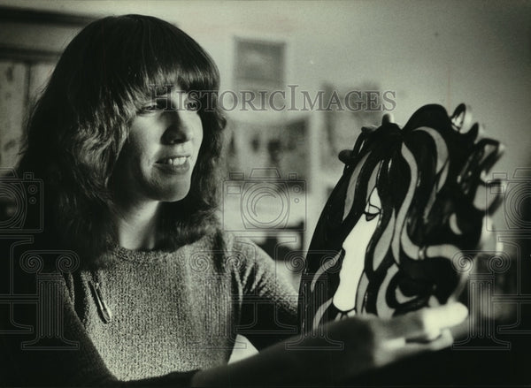 1980 Press Photo Kim Stock, stained glass artist, with her artwork in ...