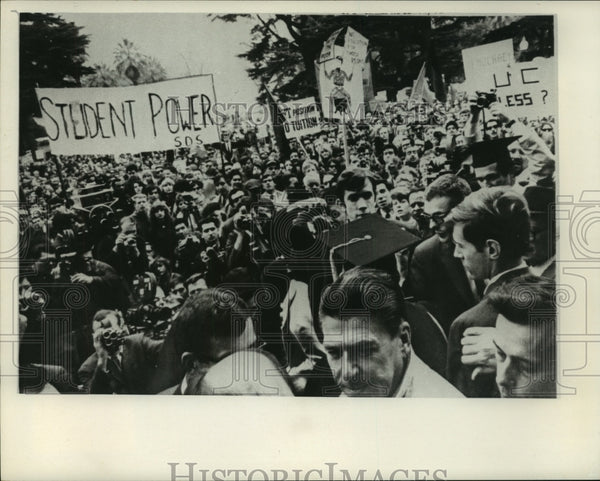 1968 Press Photo Protesters with signs at University of California - m ...