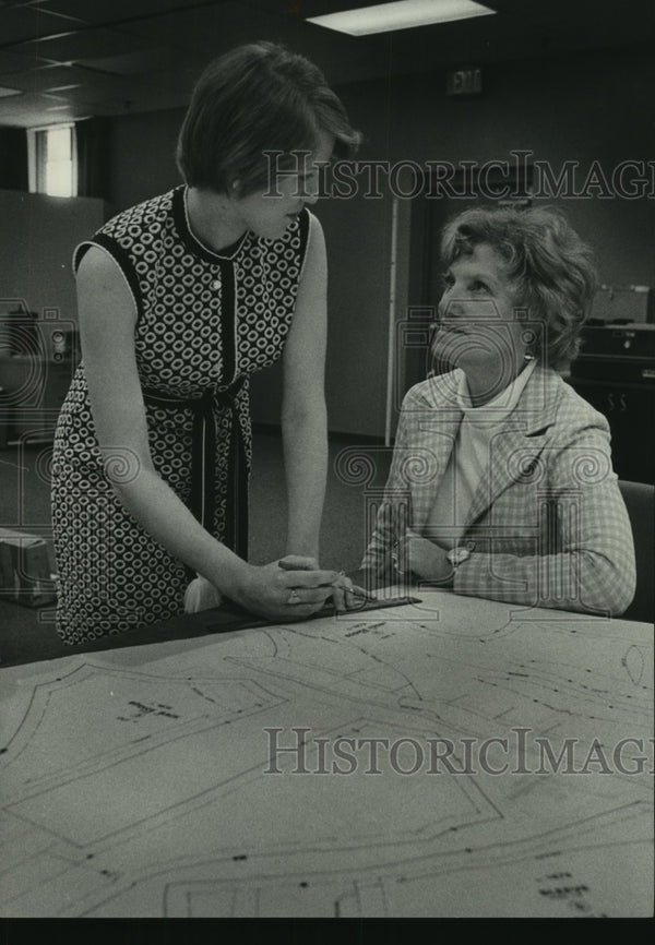 1975 Press Photo Joan Severa & Mary Elliot at Wisconsin State Historic ...