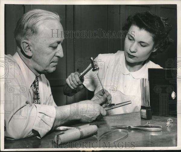 1952 Press Photo George Anderson helps Ann Spector mount an agate in s ...