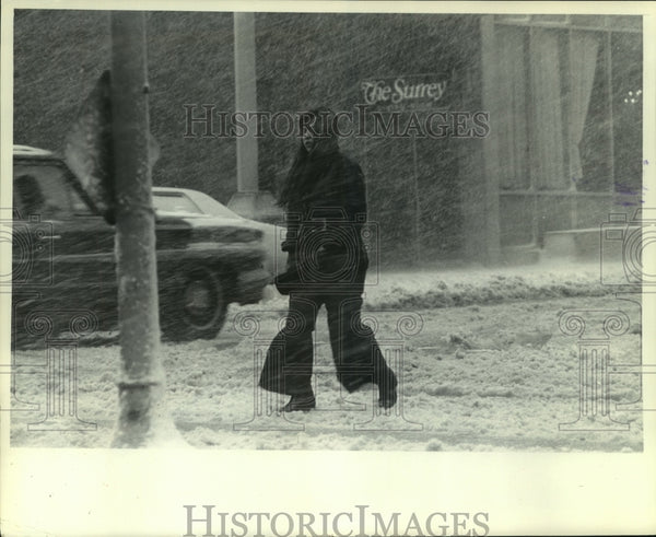 1965 Press Photo Girl walking through wet and blowing snow Milwaukee ...